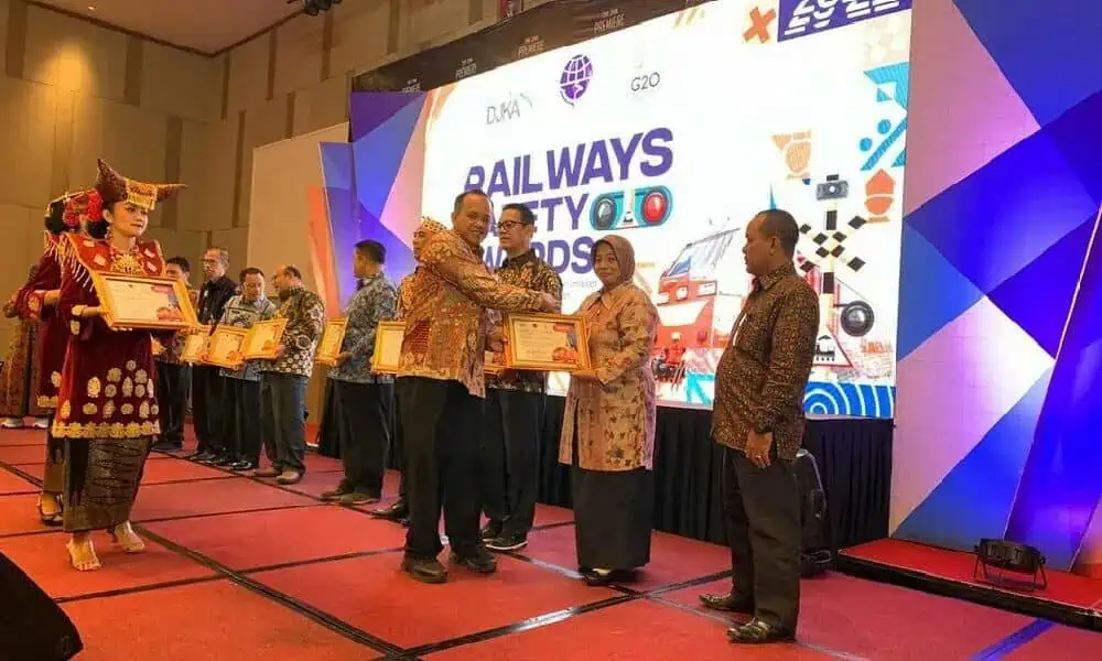 Purworejo Terima Penghargaan Dalam Ajang Railway Safety Awards 2002 ...